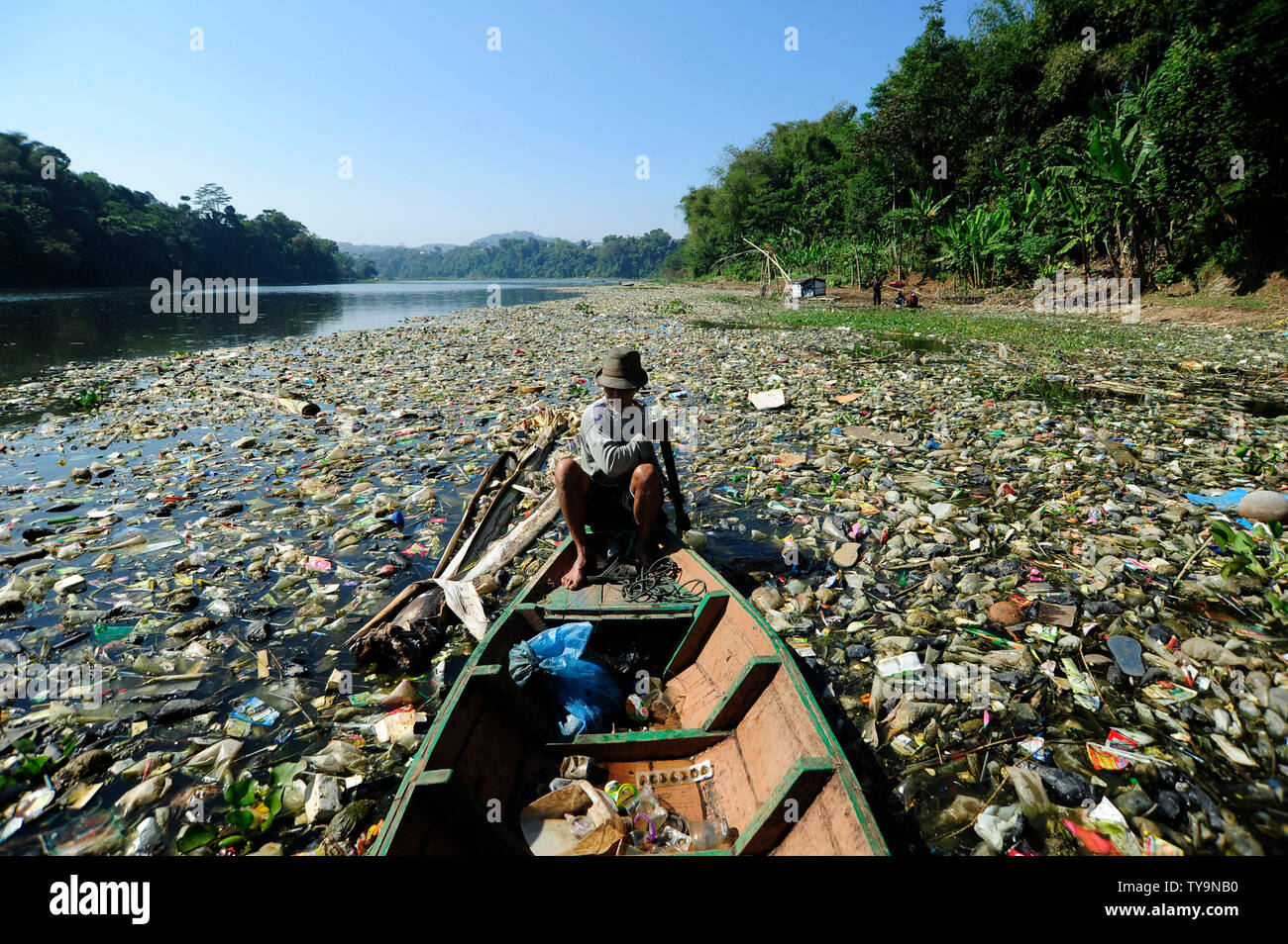 (190626) -- BANDUNG, June 26, 2019 (Xinhua) -- A man rows a boat on the ...