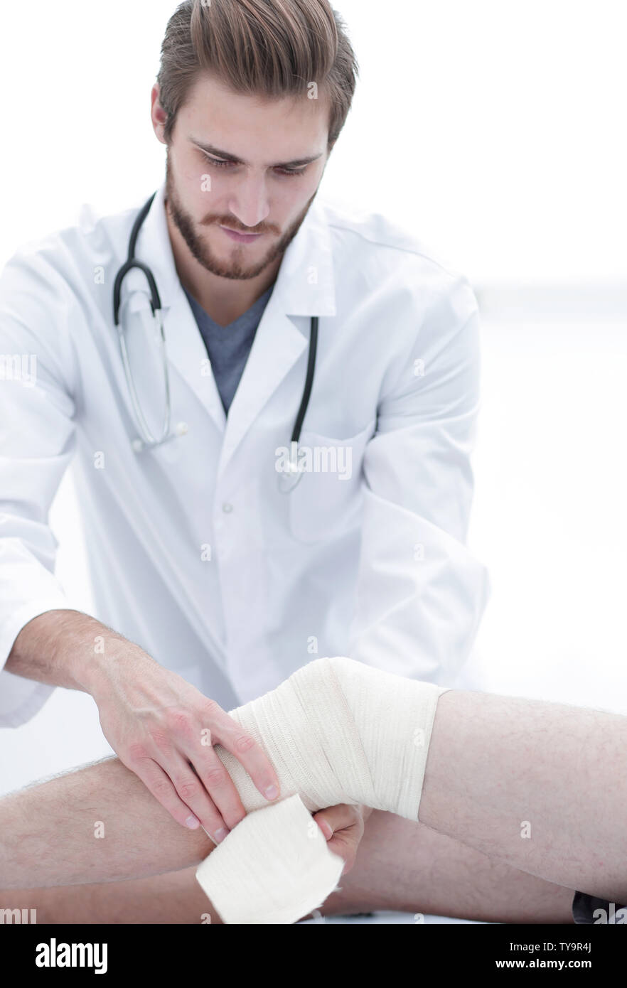 doctor bandaging patient knee Stock Photo - Alamy