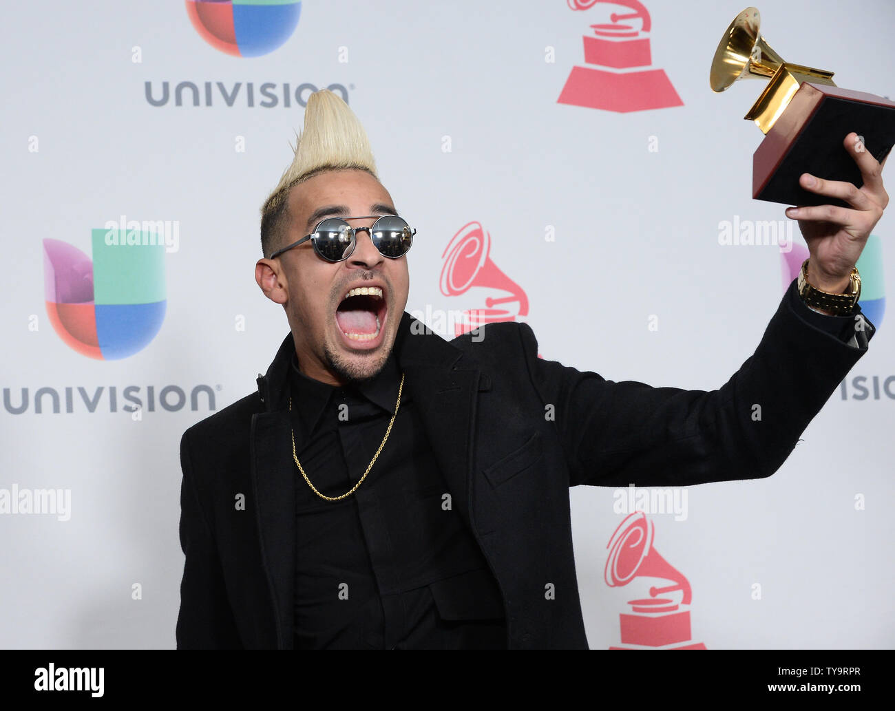 Motiff of Gente de Zon appears backstage with the award for best ...