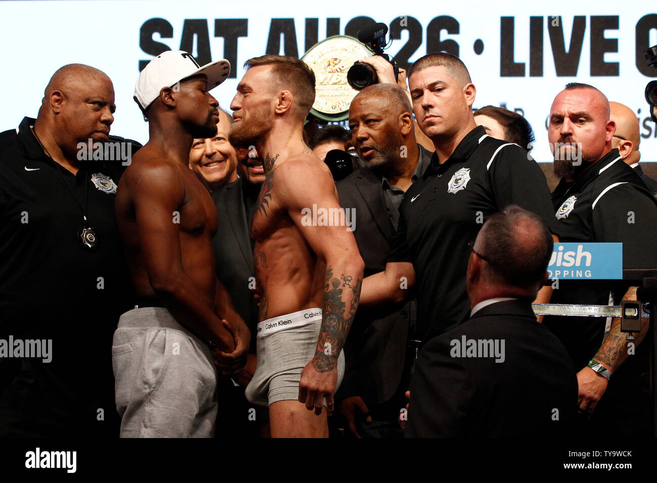 Boxing face off hi-res stock photography and images - Alamy