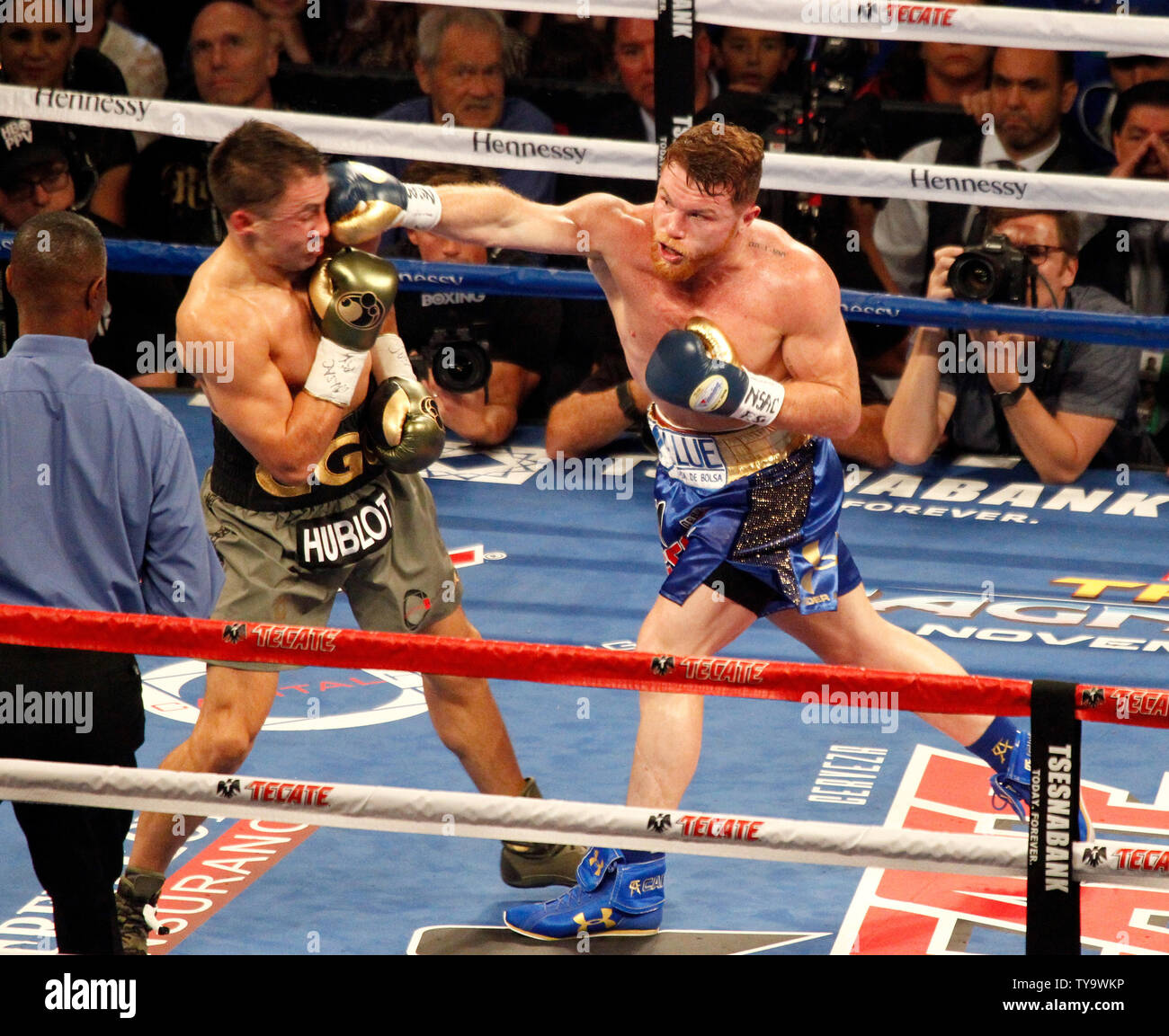 Boxing match punch head hi-res stock photography and images - Alamy