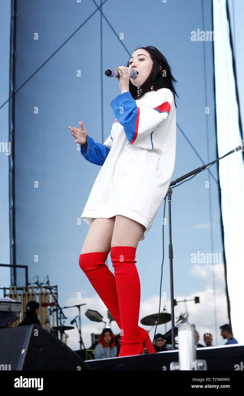 2017 noah cyrus hi-res stock photography and images - Alamy