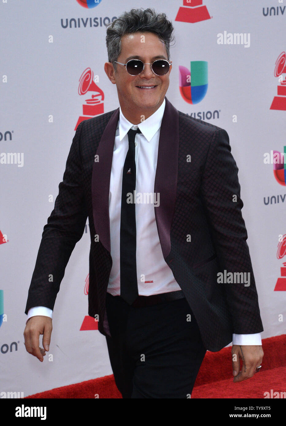 Spanish singer-songwriter Alejandro Sanz arrives on the red carpet for ...