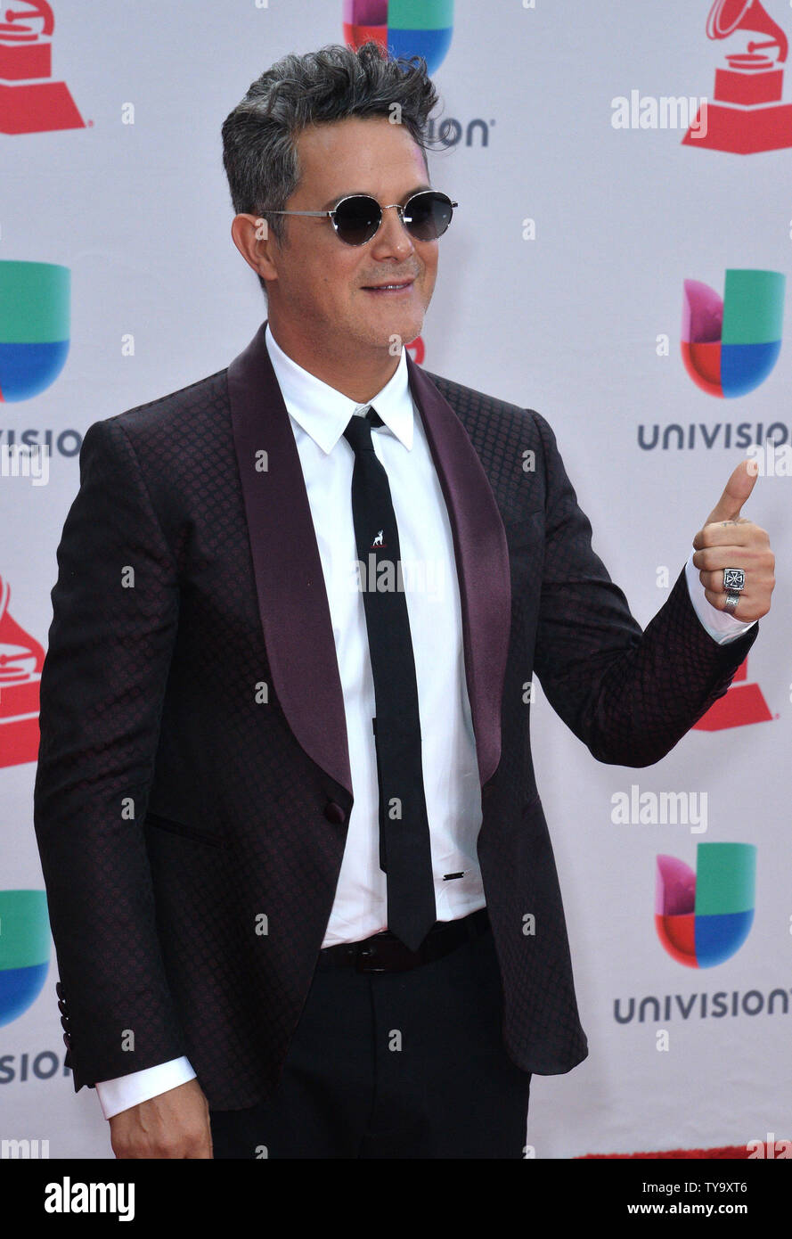Spanish singer-songwriter Alejandro Sanz arrives on the red carpet for ...