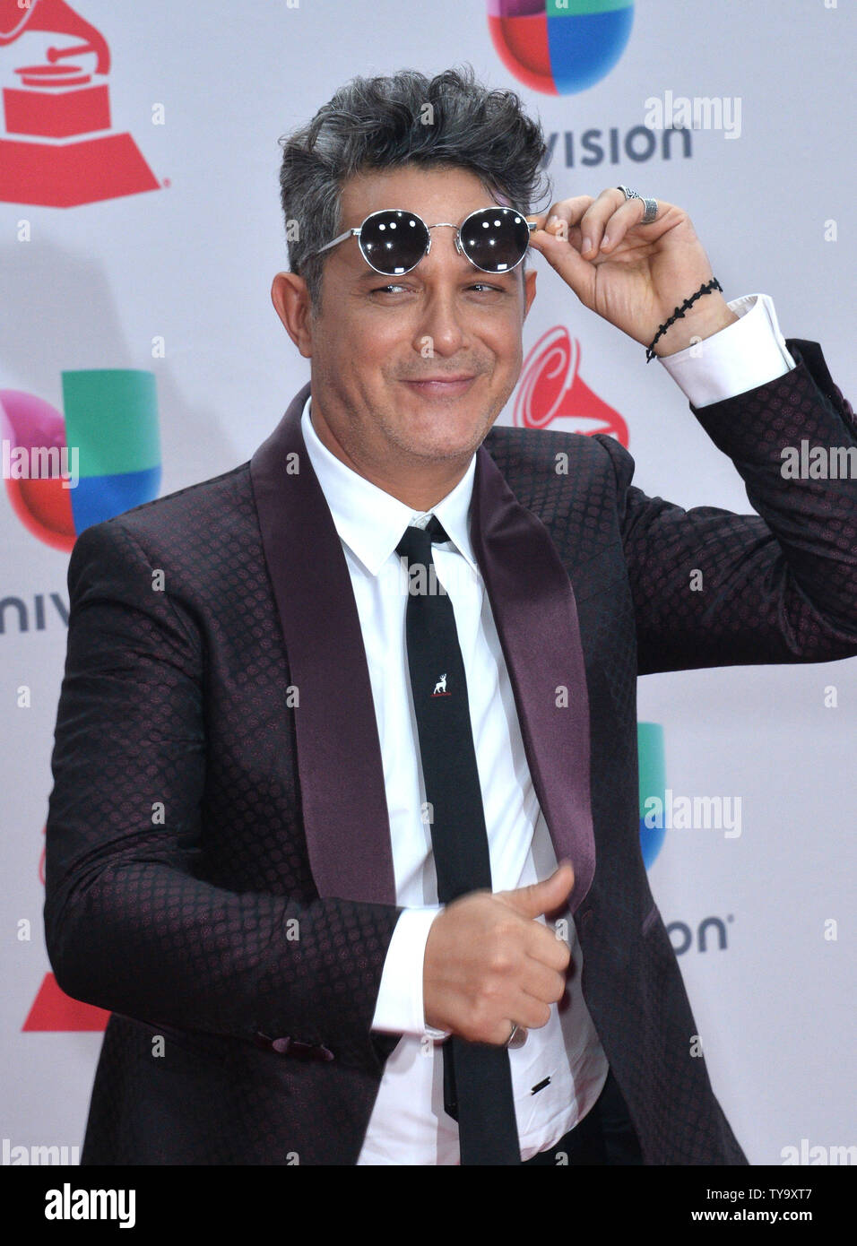 Spanish singer-songwriter Alejandro Sanz arrives on the red carpet for ...