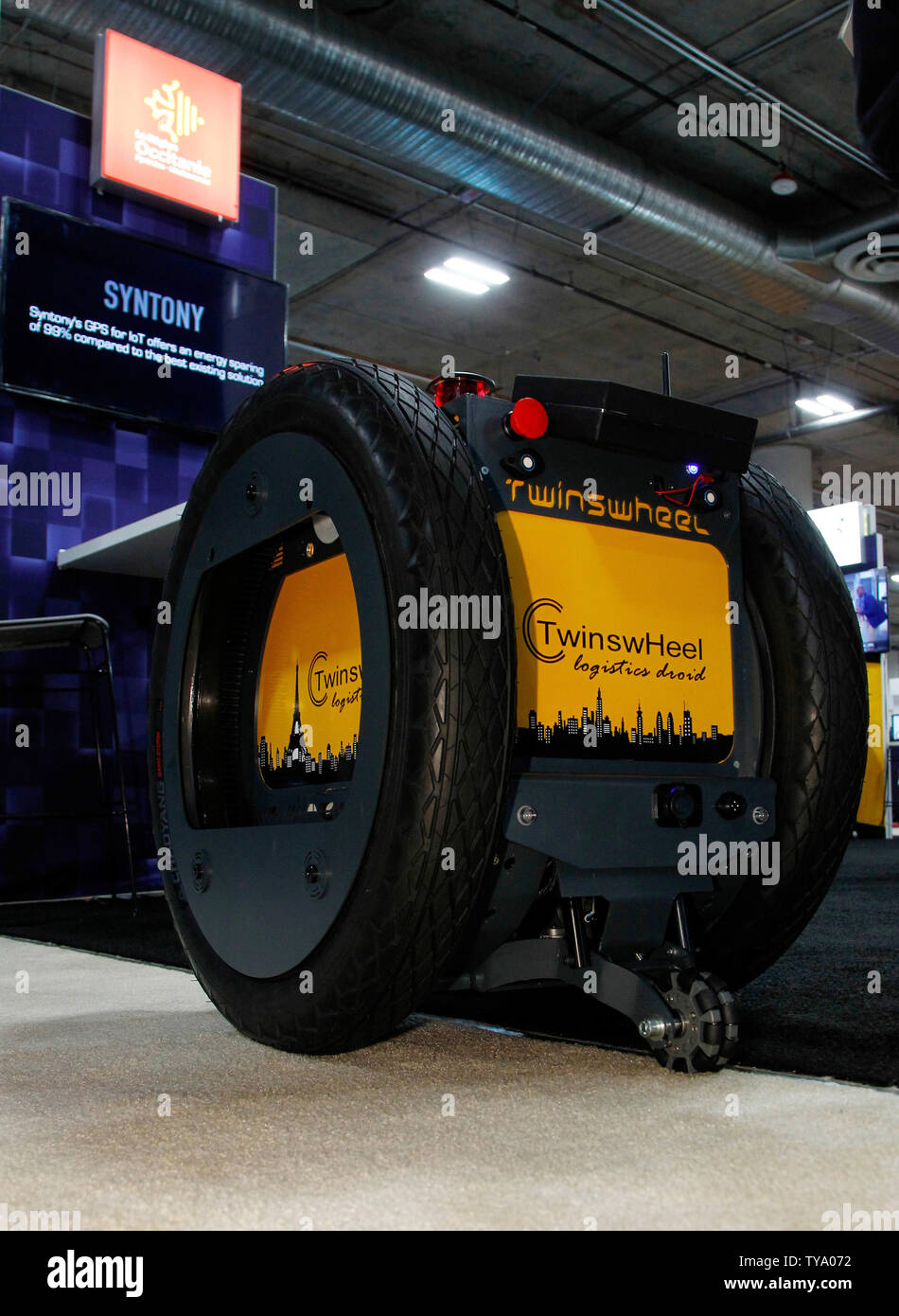 Delivery droid hi-res stock photography and images - Alamy