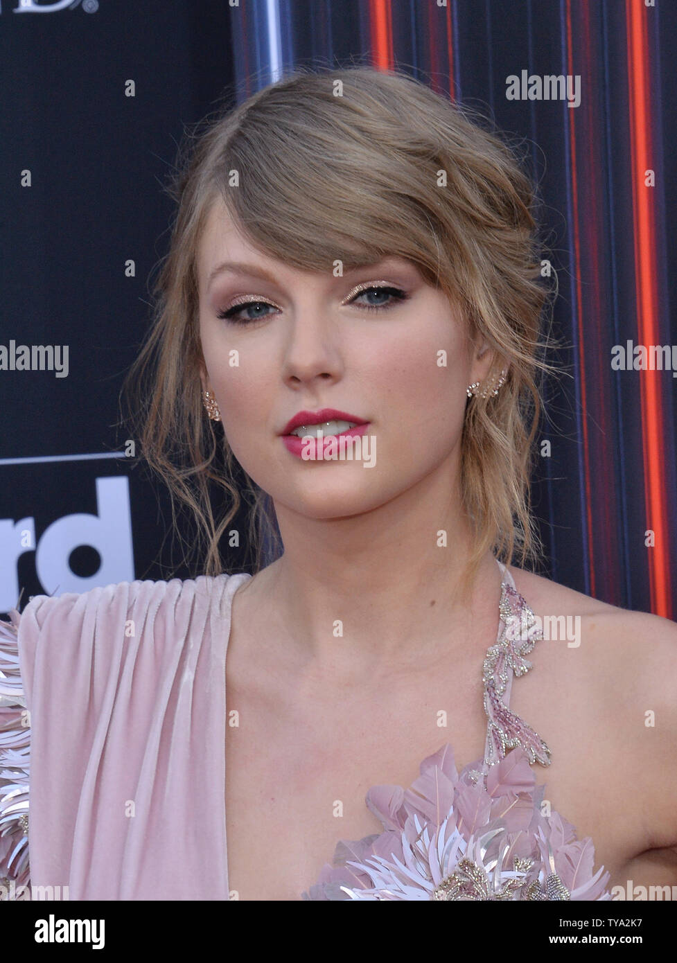 Recording artist Taylor Swift arrives for the 2018 Billboard Music ...
