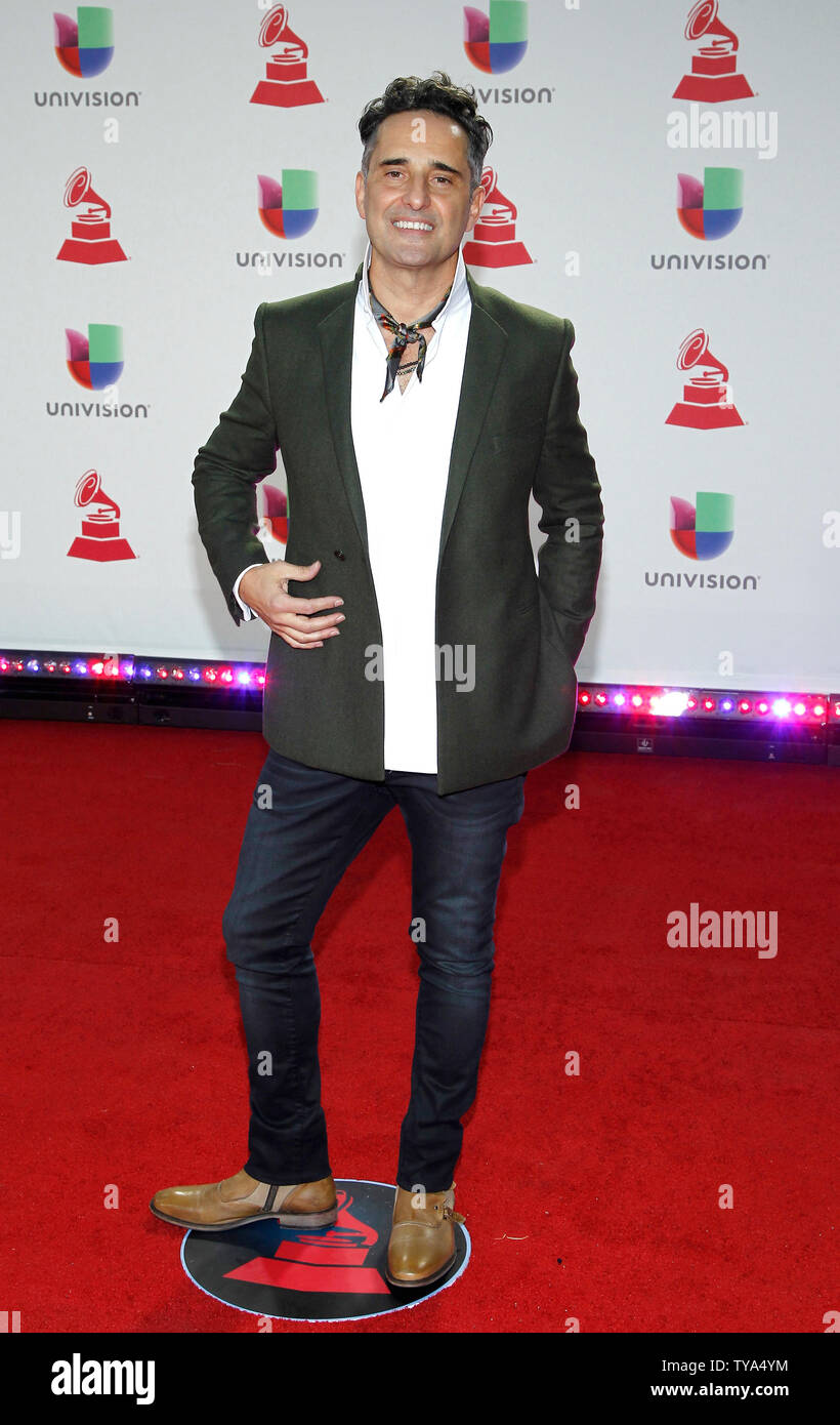 Jorge Drexler arrives on the red carpet for the 19th annual Latin ...