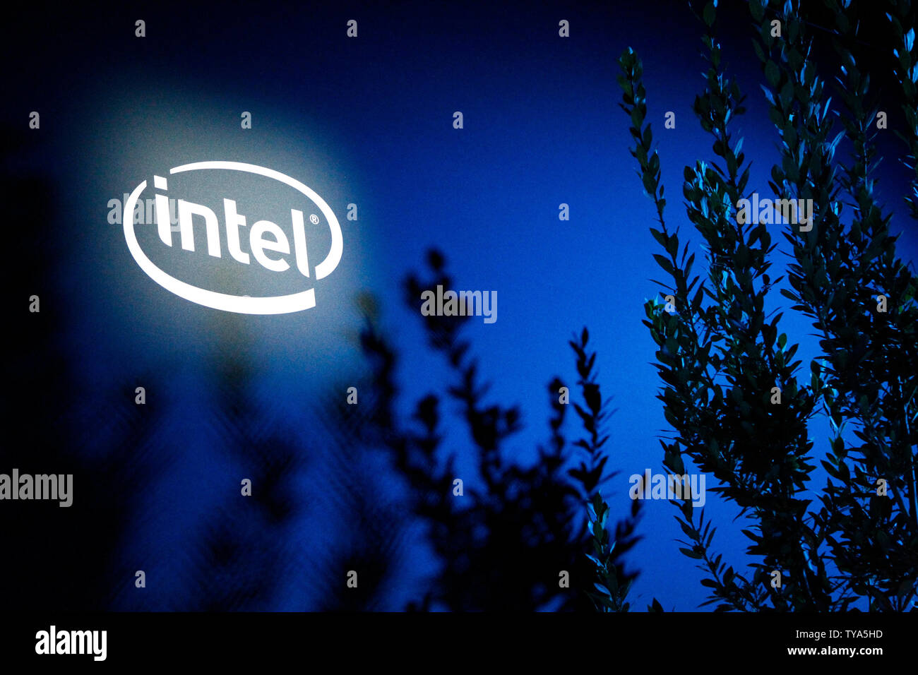 Intel booth ces hi-res stock photography and images - Alamy