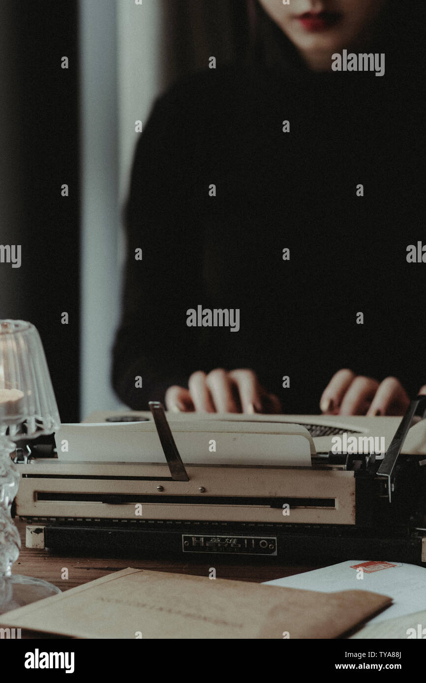 Typewriter woman hi-res stock photography and images - Alamy