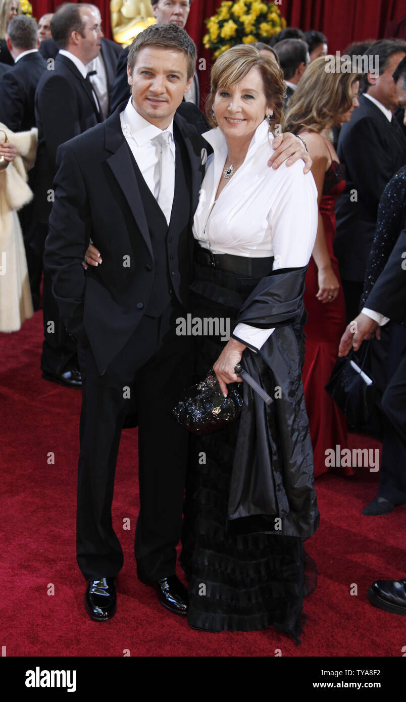 Jeremy renner and his mother hi-res stock photography and images - Alamy