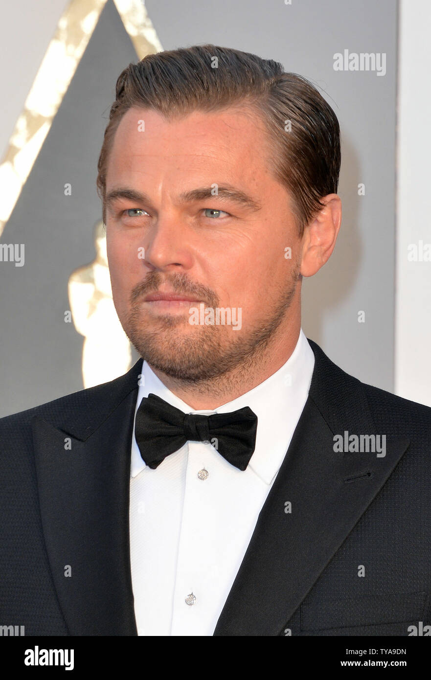 Leonardo DiCaprio arrives on the red carpet during the 88th Academy ...