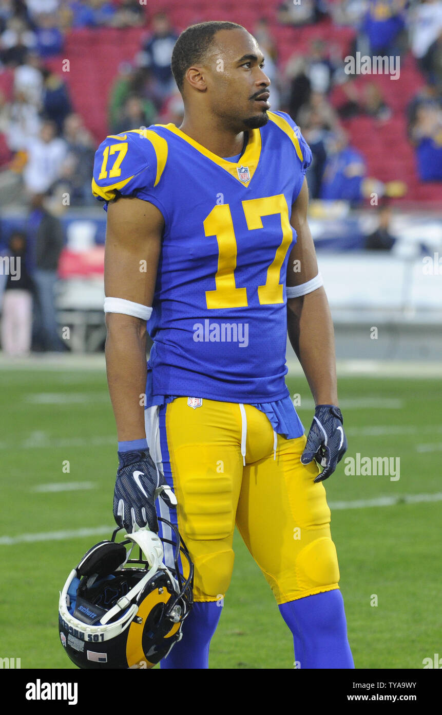 Los Angeles Rams wide receiver Robert Woods takes a break during warm ...