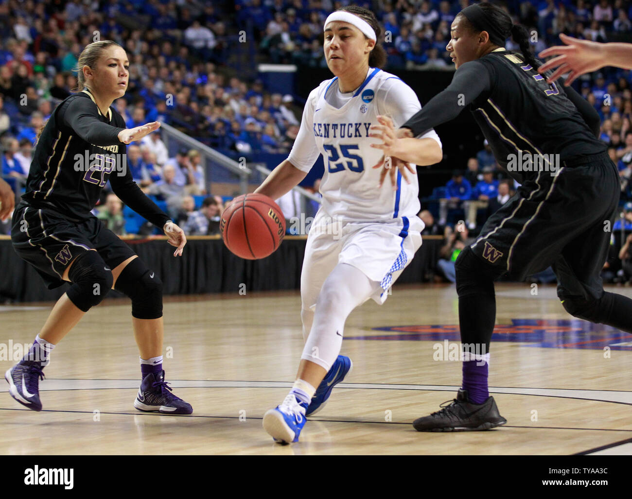 Kentucky Wildcats' Makayla Epps (25) fights pressure from Washington ...
