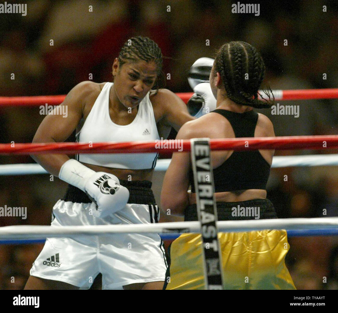 Laila Ali Remained Undefeated At 18 0 With 15 Kos Knocking Out Challenger Monica Nunez To Her