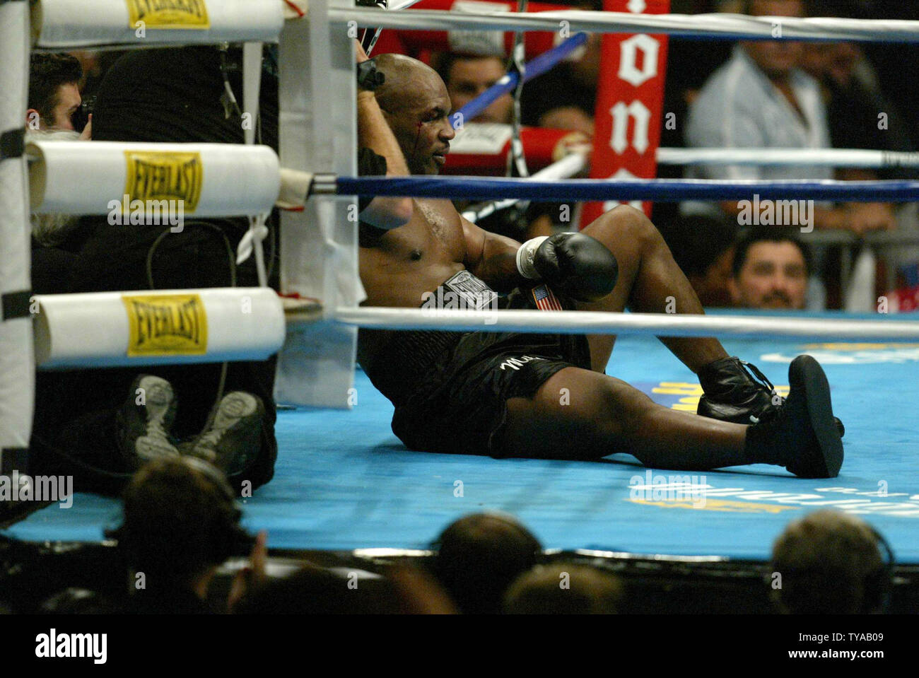 Mike Tyson KO'd by Englands Danny Williams in the 4th round at Freedom ...