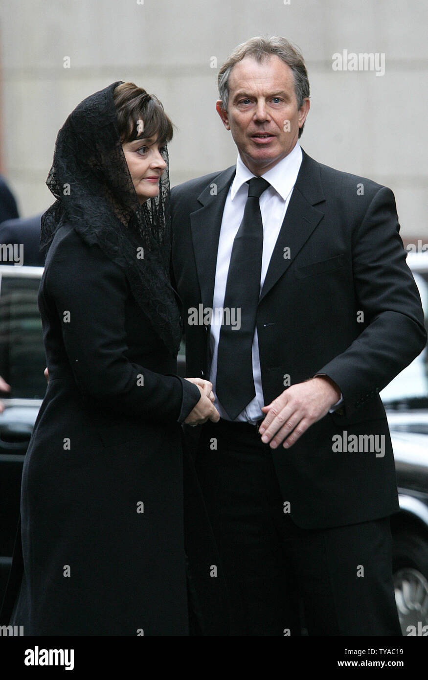Cherie blair pope hi-res stock photography and images - Alamy