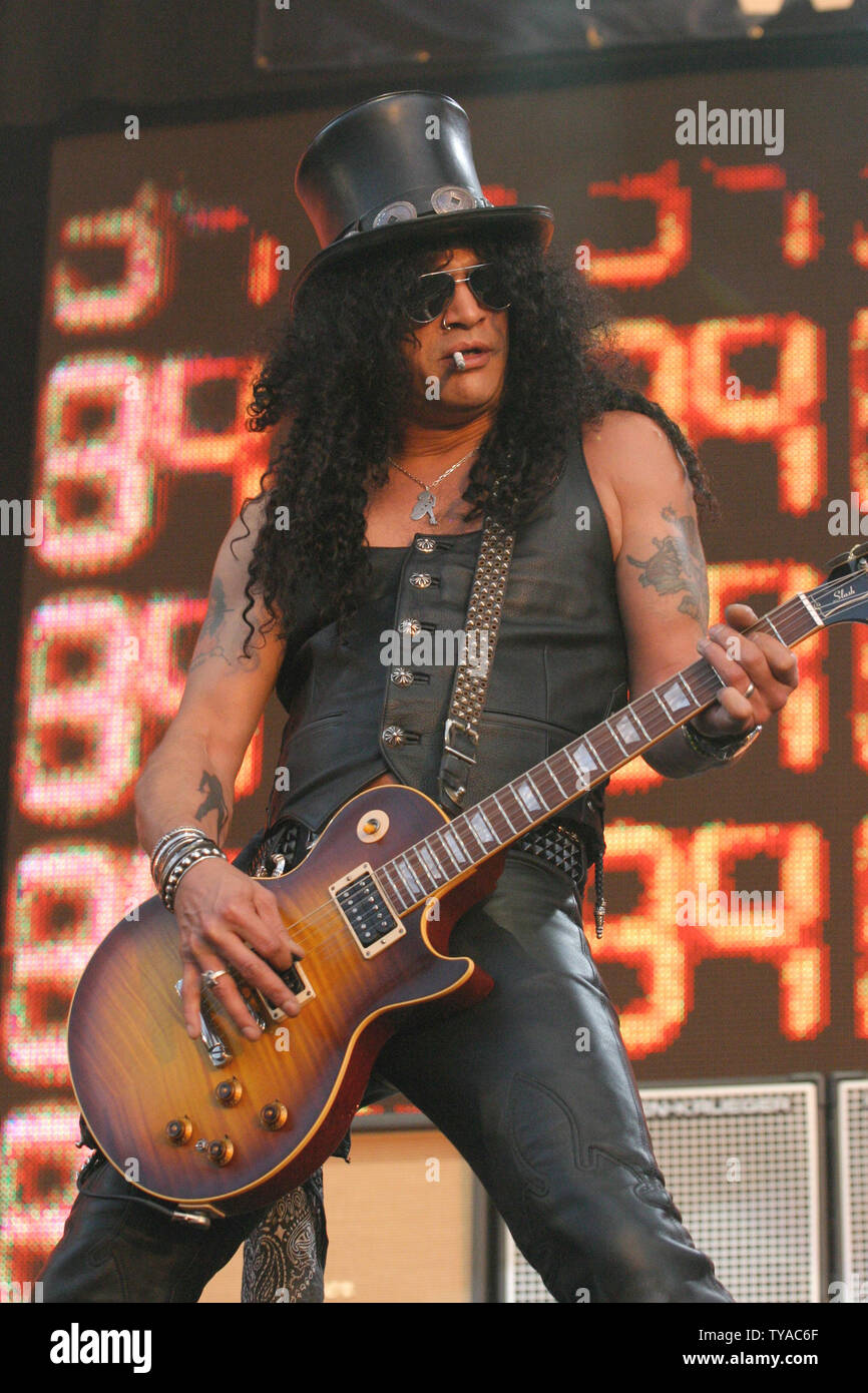 Velvet revolver in concert london hi-res stock photography and images ...