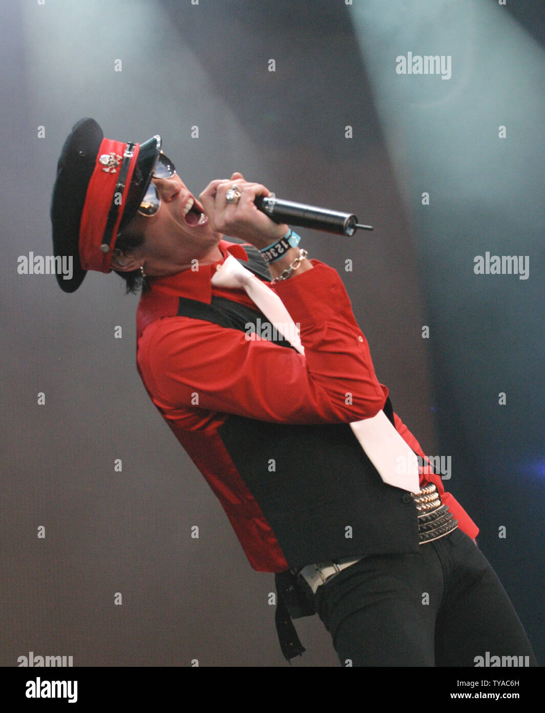 Velvet Revolver In Concert London High Resolution Stock Photography and ...