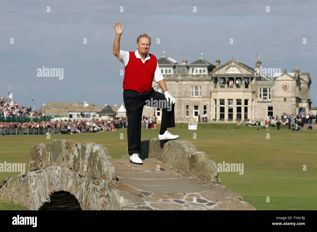 American golfer Jack Nicklaus waves an emotional farewell on the famous ...
