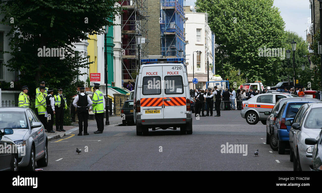 Metropolitan police officers raid hi-res stock photography and images ...