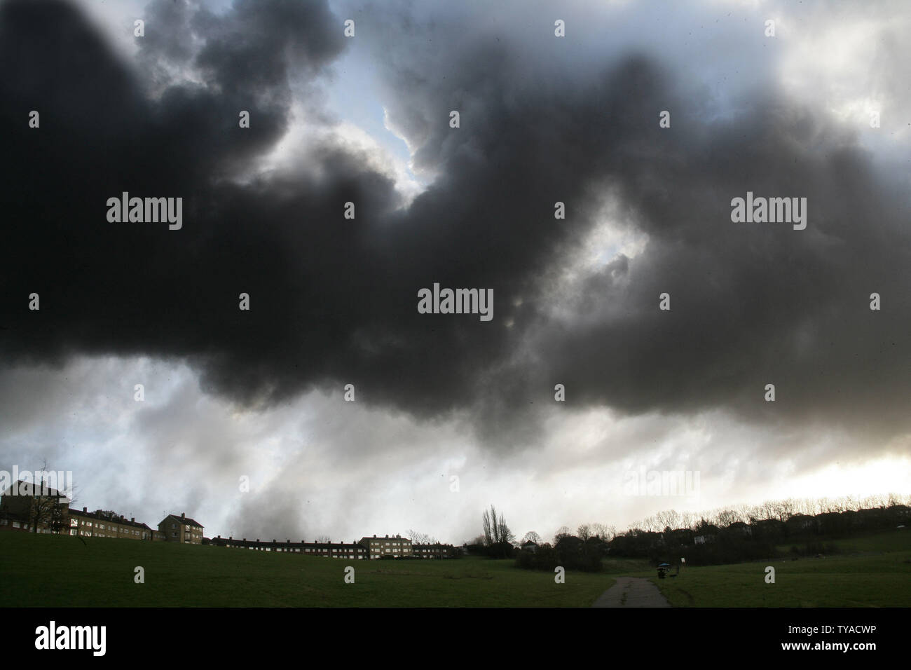 Smoke from the Buncefield oil depot explosion hangs over a housing ...