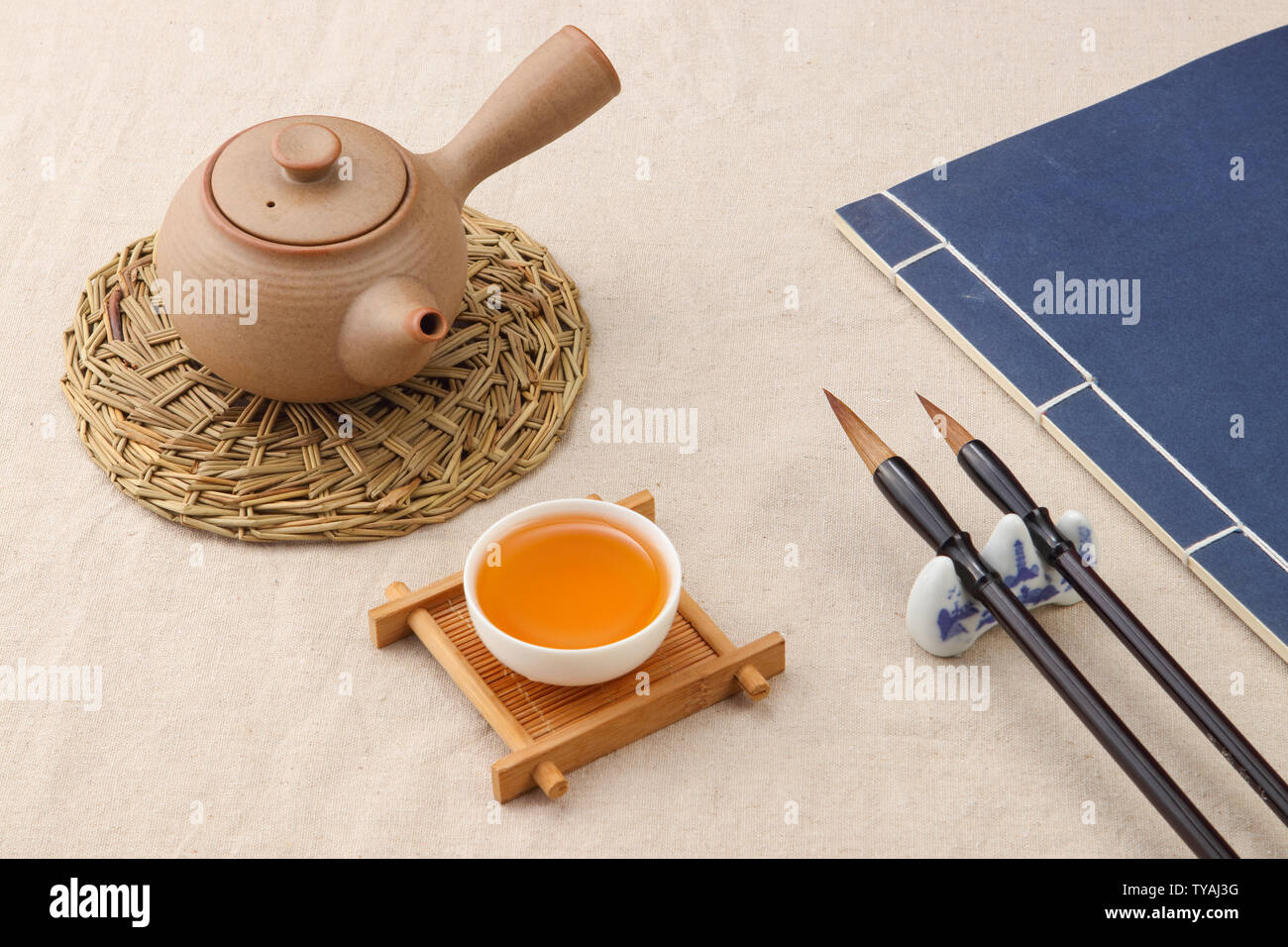 Reading chinese calligraphy hi-res stock photography and images - Alamy