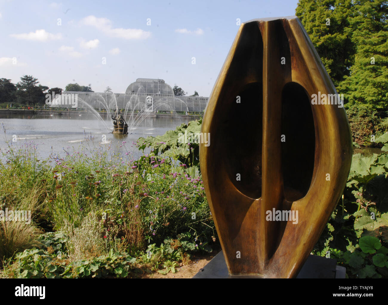 Large totem head hi-res stock photography and images - Alamy