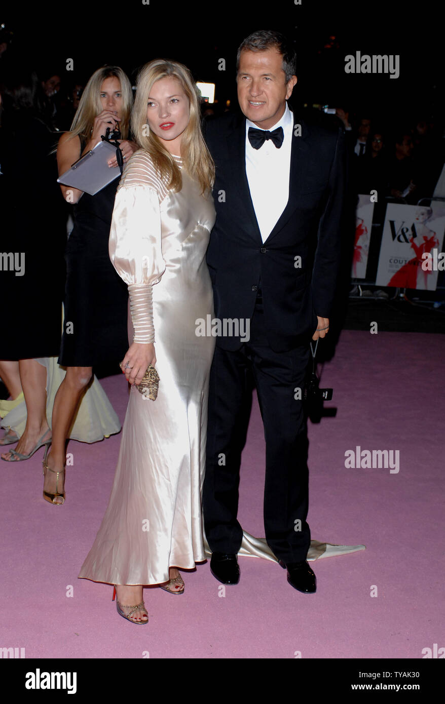 Kate moss mario testino hi-res stock photography and images - Alamy