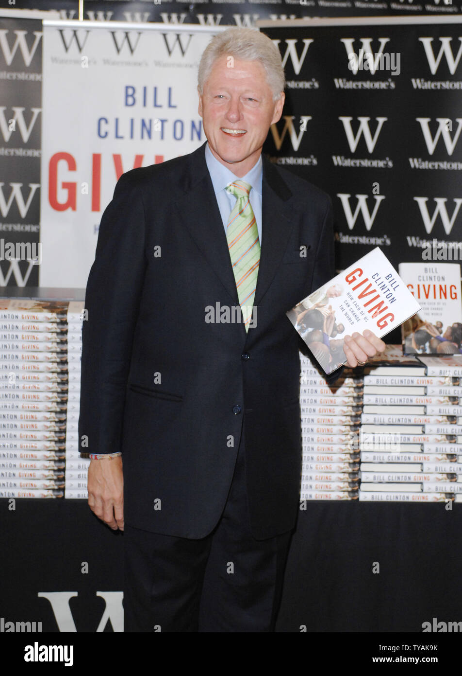 Bill clinton book signing giving london hi-res stock photography and ...