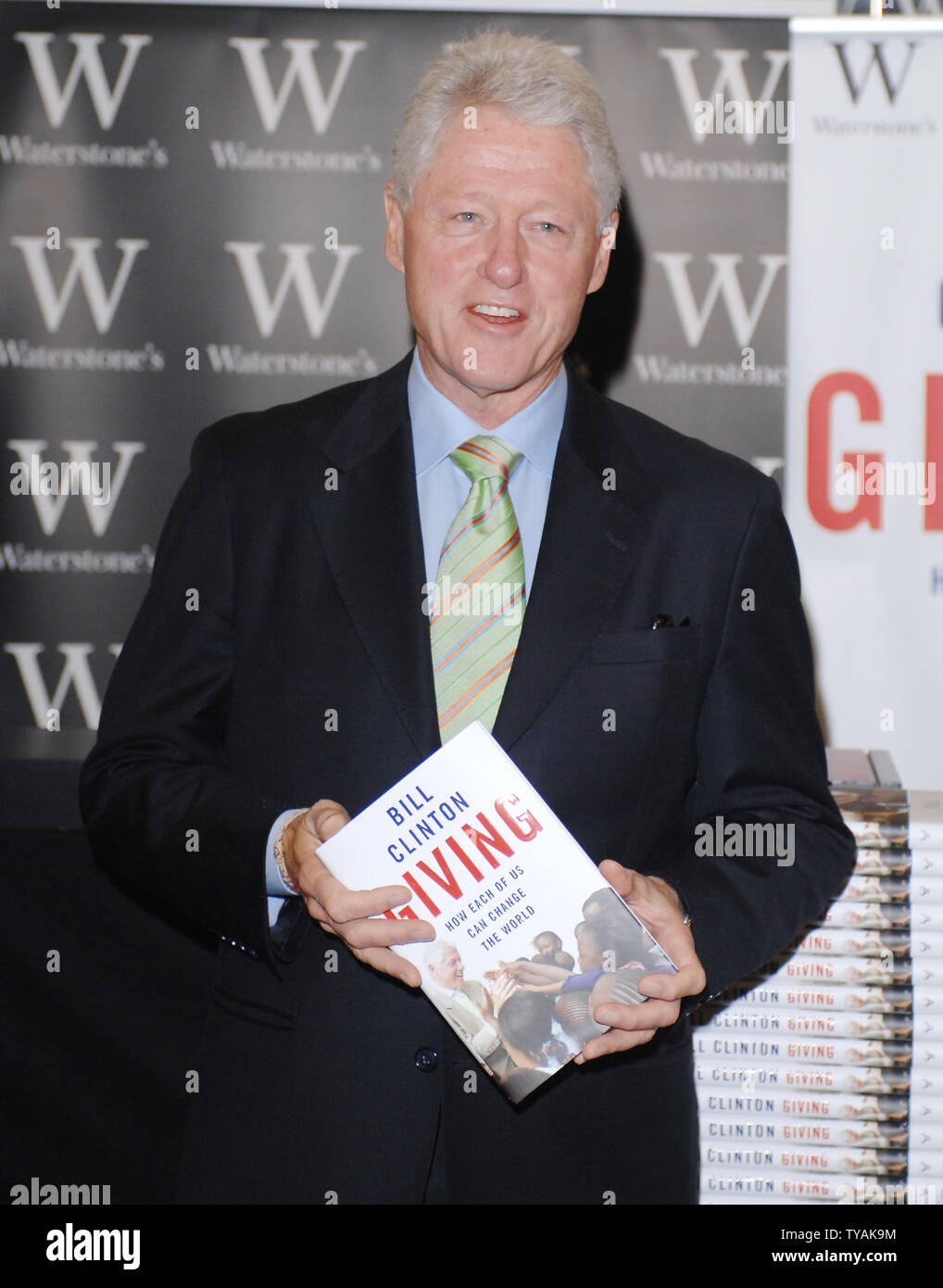 Bill clinton book signing giving london hi-res stock photography and ...