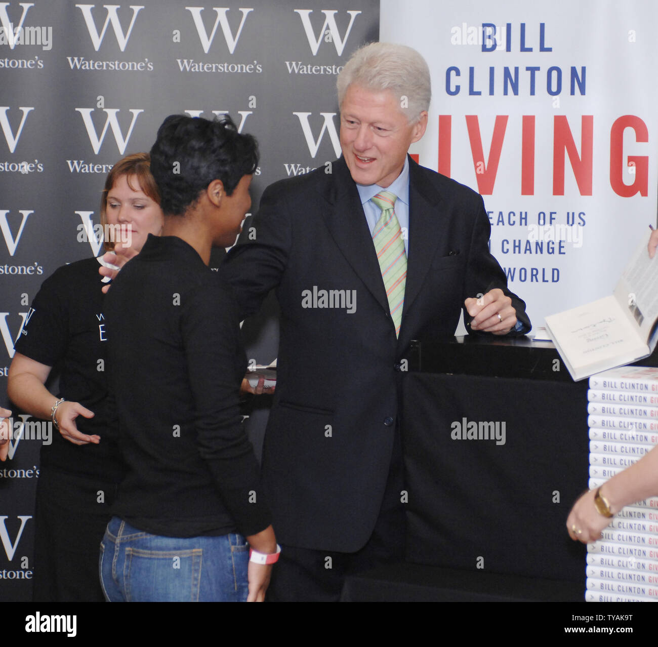 Bill clinton book signing giving london hi-res stock photography and ...
