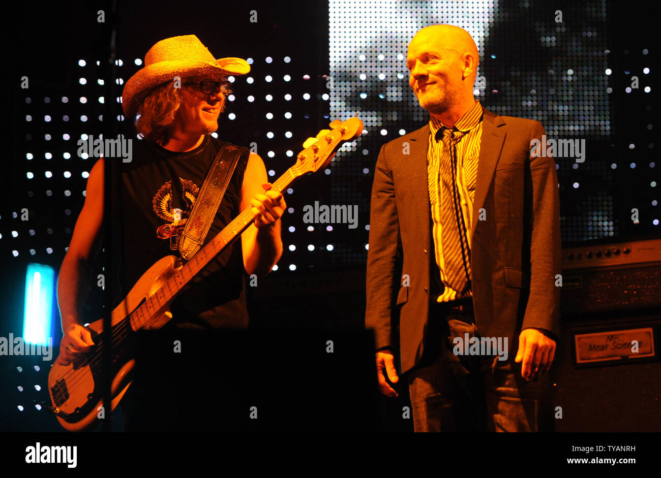 Michael stipe mike mills r e m hi-res stock photography and images - Alamy