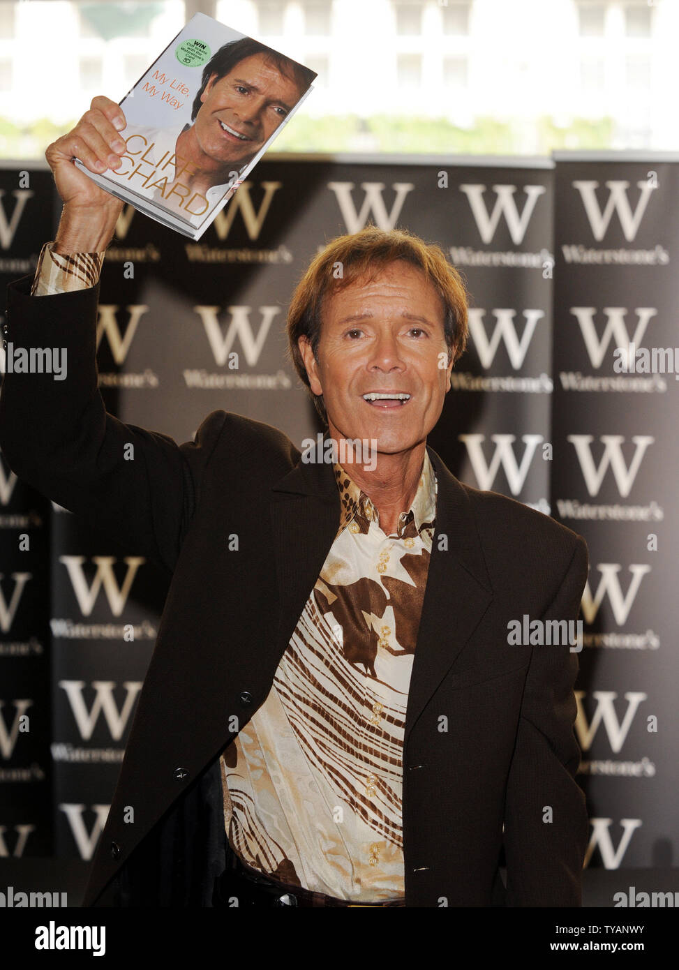 Singer Cliff Richard High Resolution Stock Photography and Images - Alamy