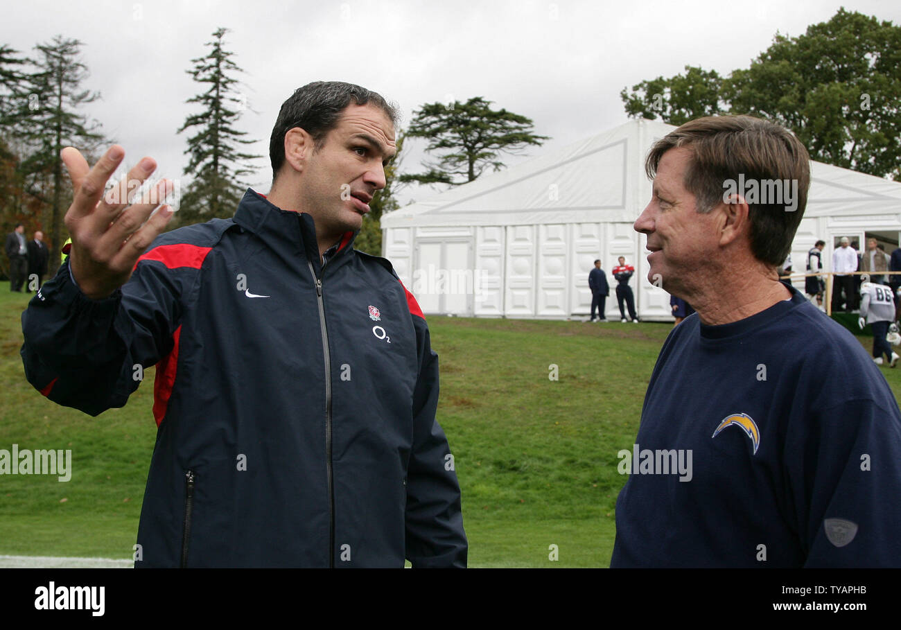 San Diego Chargers head coach Norv Turner (R) talks to the head coach ...