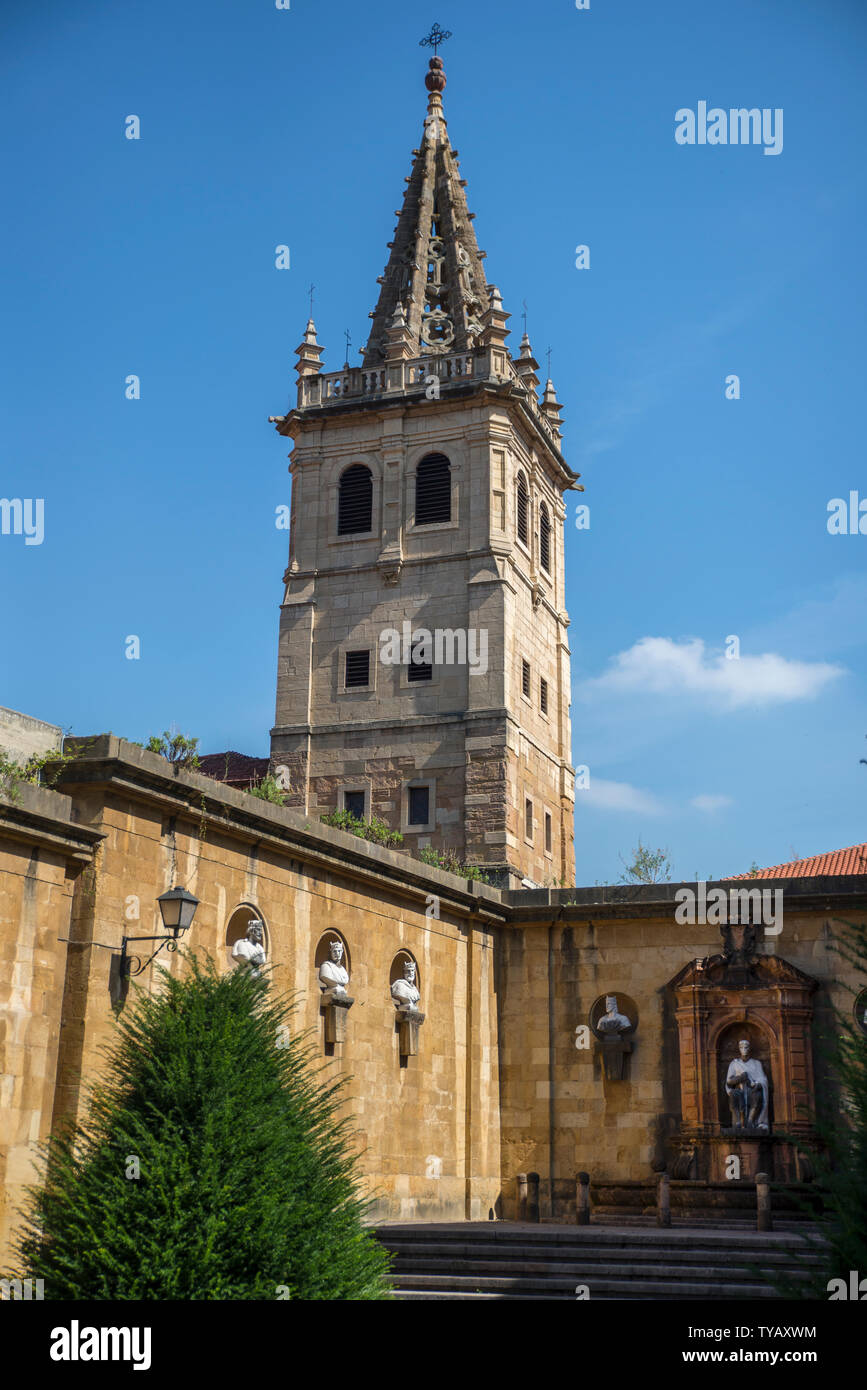 Jardines de los Reyes Caudillos and the Torre Convento de Clausura de ...