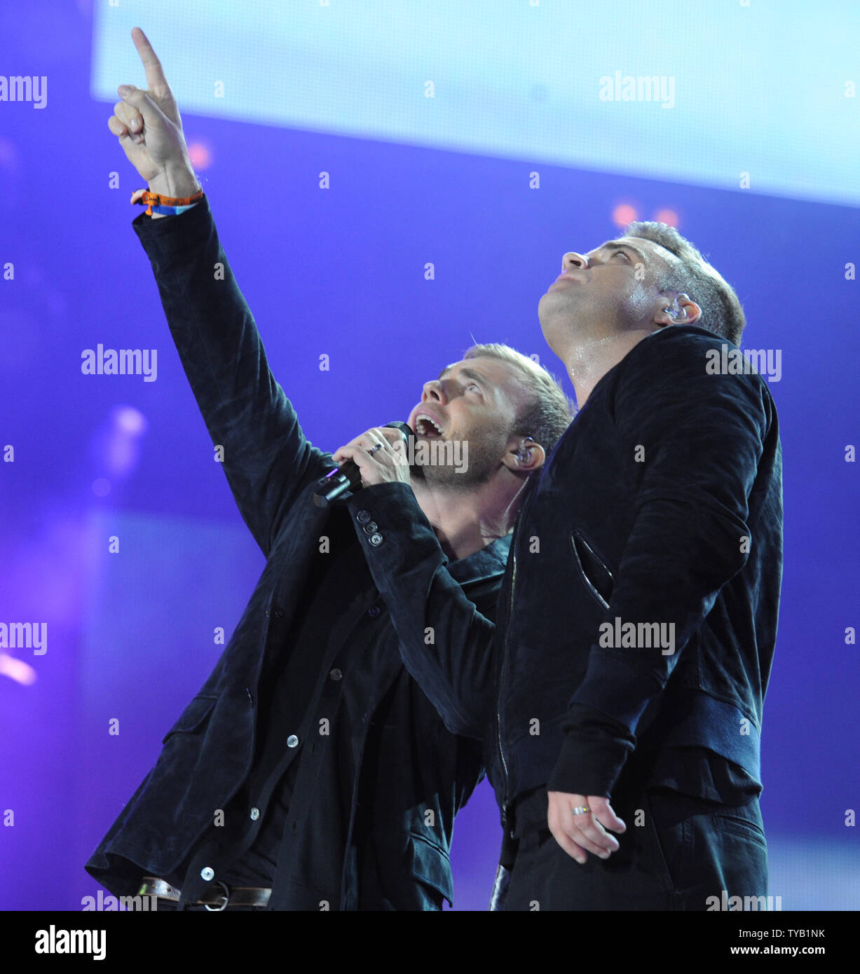 British singers Robbie Williams and Gary Barlow from Take That perform ...