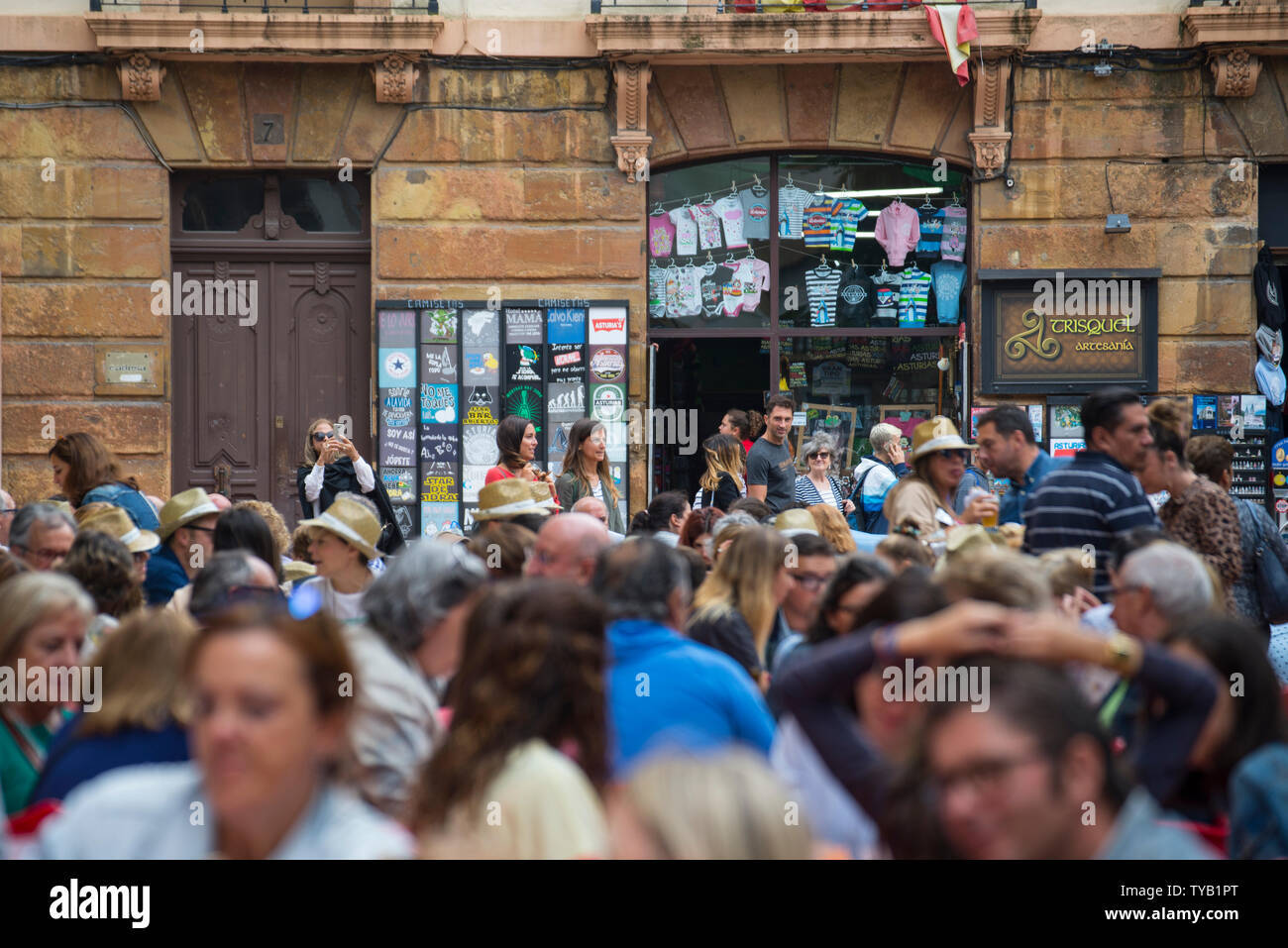 People crowding hi-res stock photography and images - Alamy