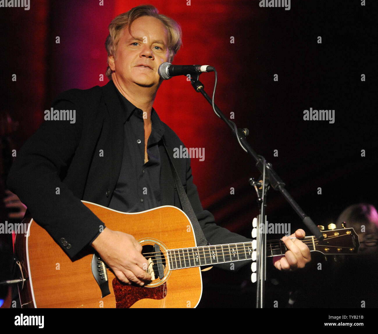 American actor/musician Tim Robbins perfoms with The Rogues Gallery ...