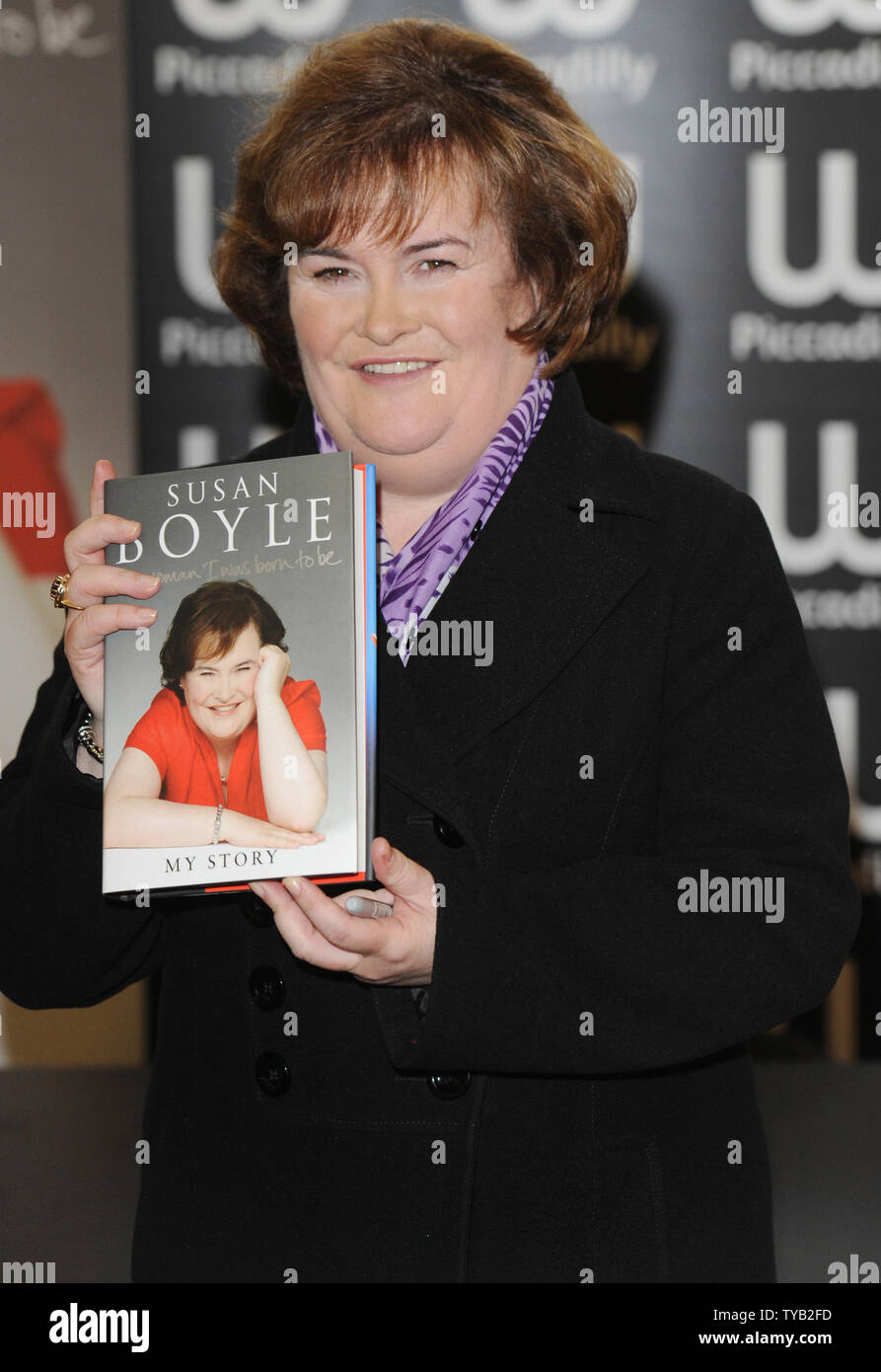 Susan boyle signing hi-res stock photography and images - Alamy