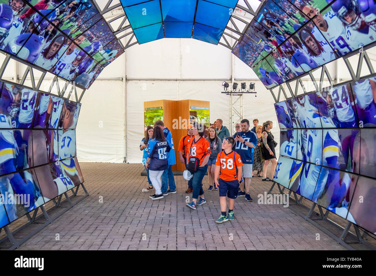 Nfl tv screen hi-res stock photography and images - Alamy