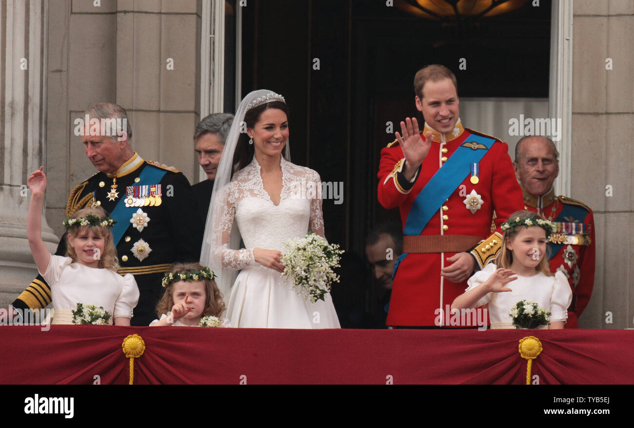 Prince William and Princess Catherine wave to the crowd on the balcony ...