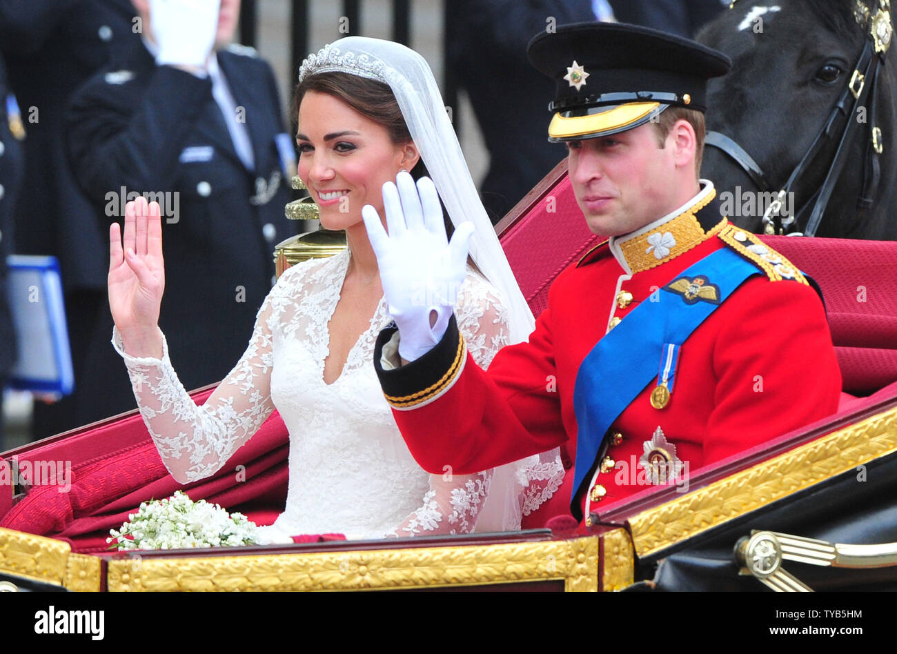 Kate and william wedding carriage hi-res stock photography and images ...