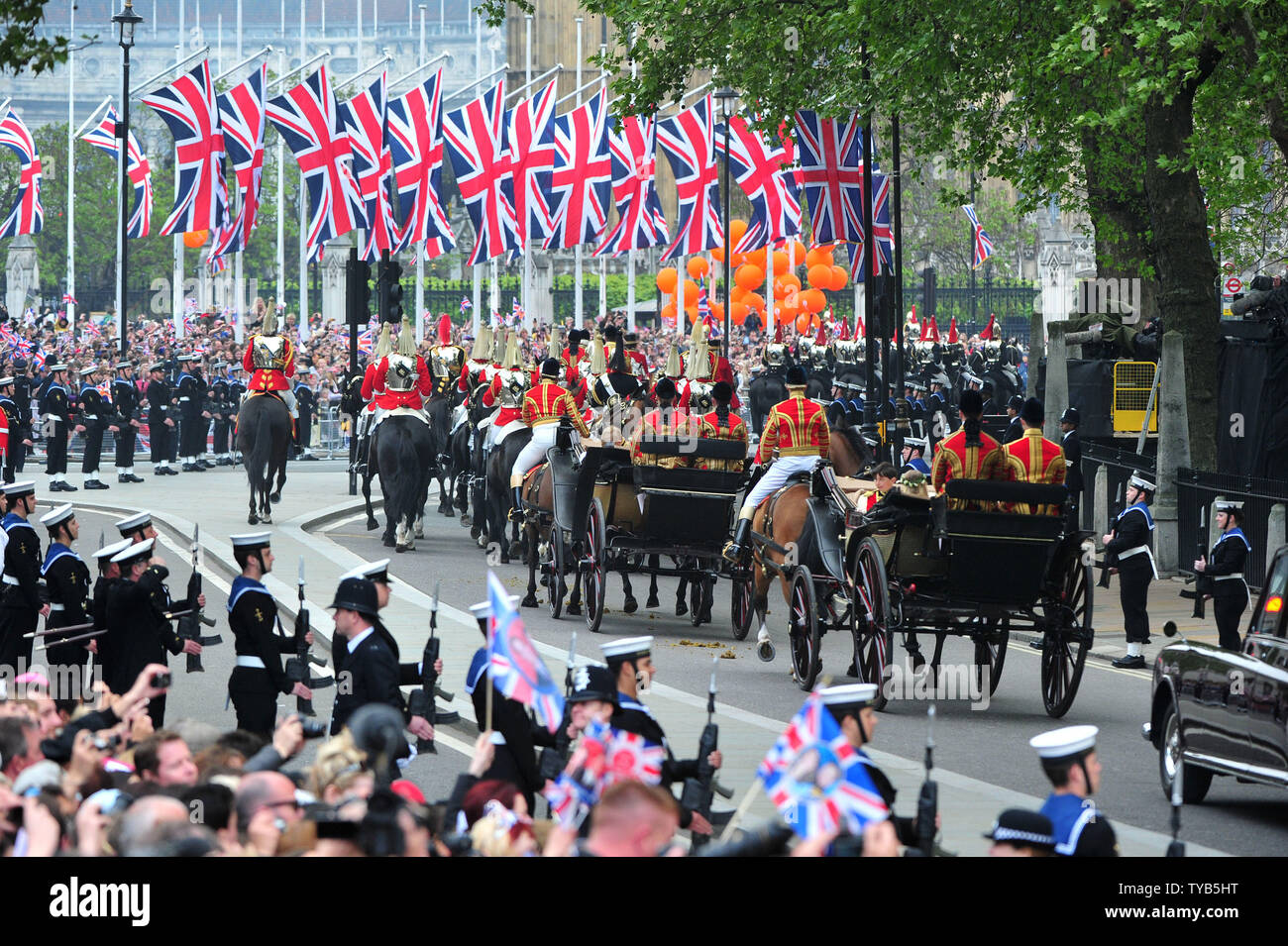 Prince William and Princess Catherine's wedding procession leaves ...