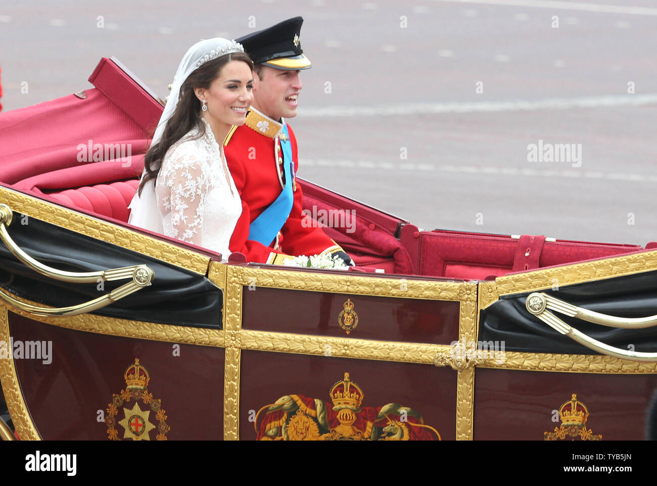 Prince William and Princess Catherine ride to Buckingham Palace in a ...