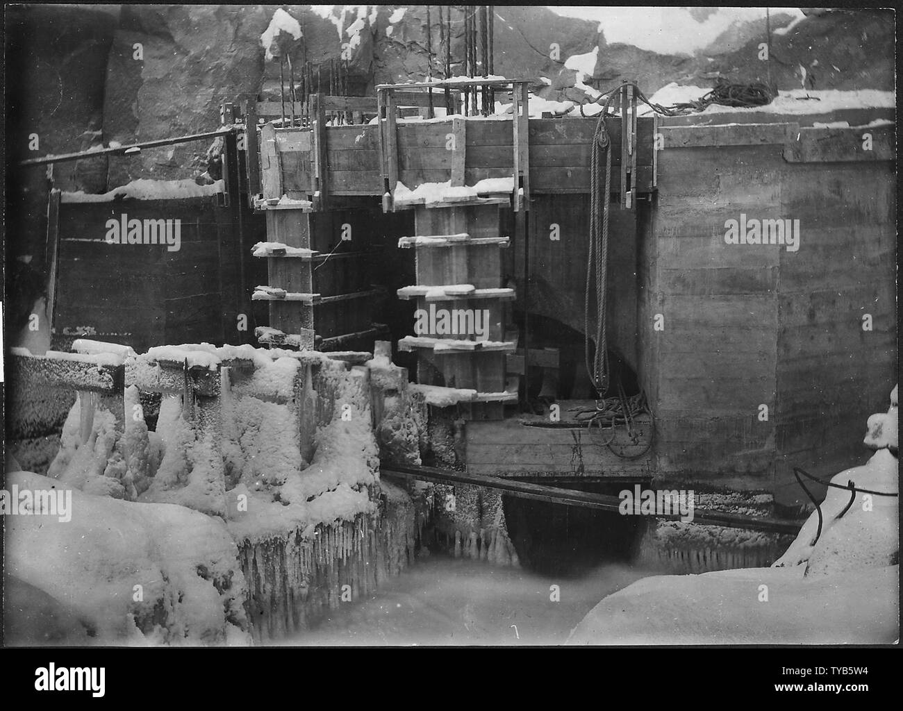 Pathfinder tunnel; Construction of grizzly looking northwest.; Scope ...
