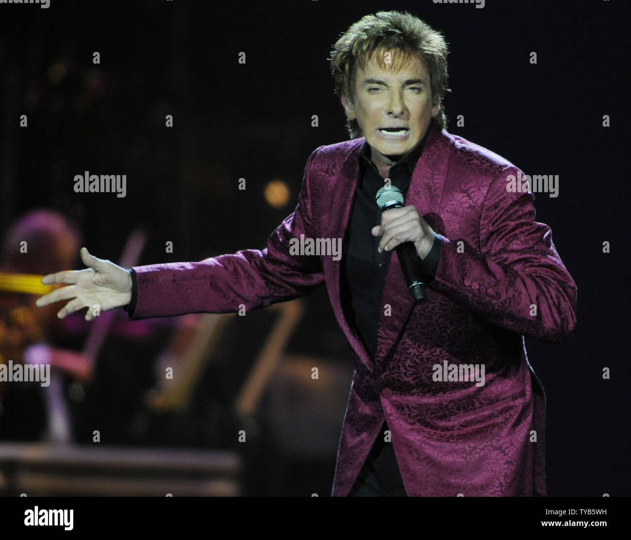 Singer barry manilow hi-res stock photography and images - Alamy