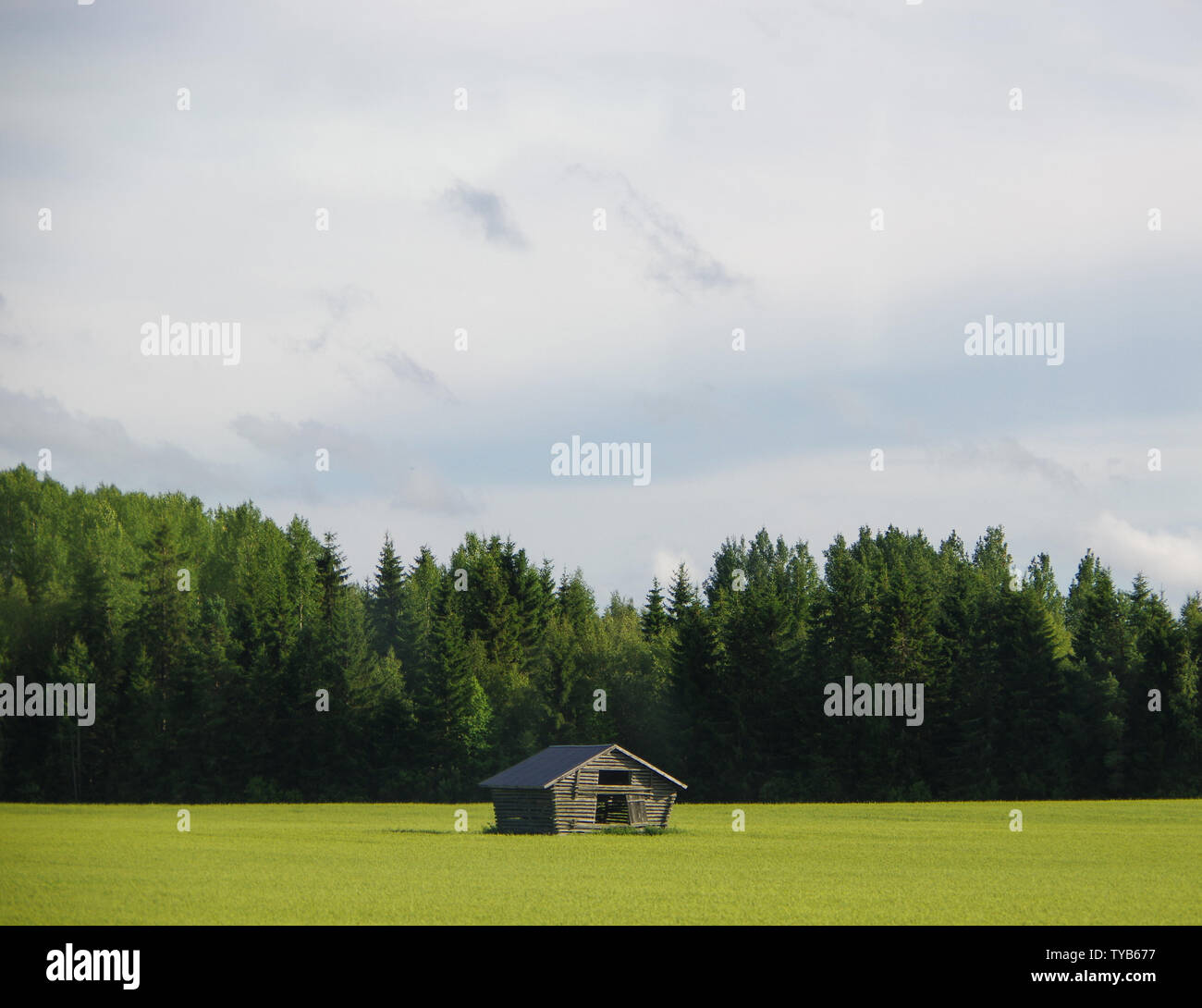 Old log barn farm land hi-res stock photography and images - Alamy