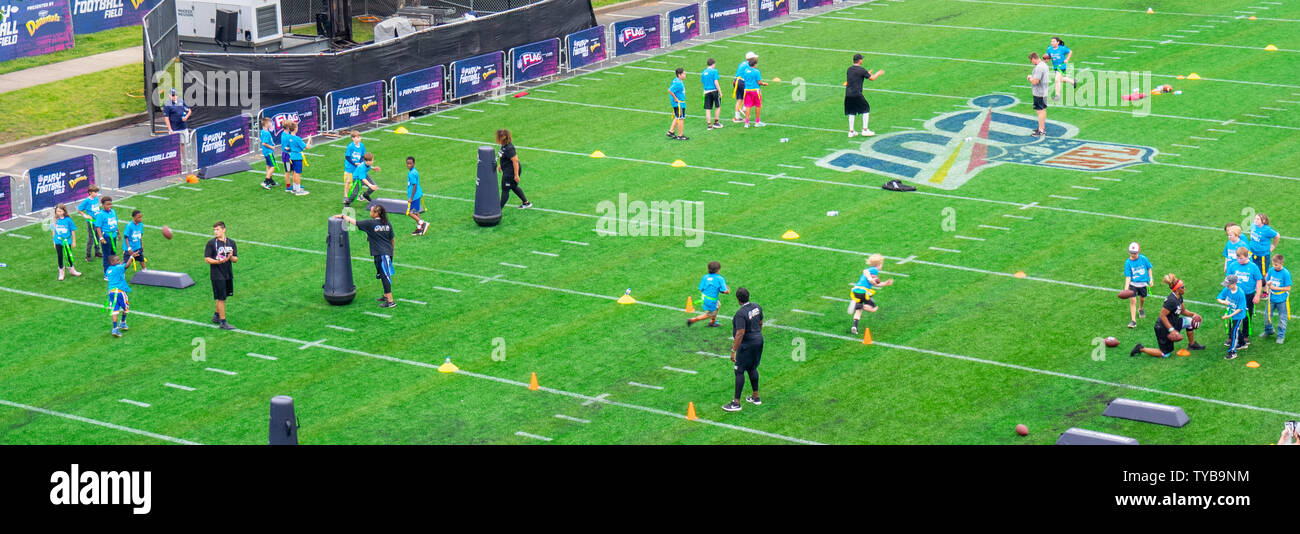 Children doing sport hi-res stock photography and images - Alamy