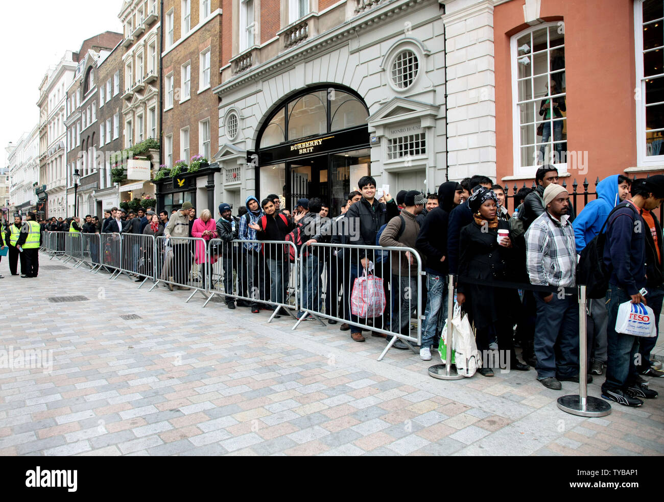 People queue outside the apple store in covent garden hi-res stock ...